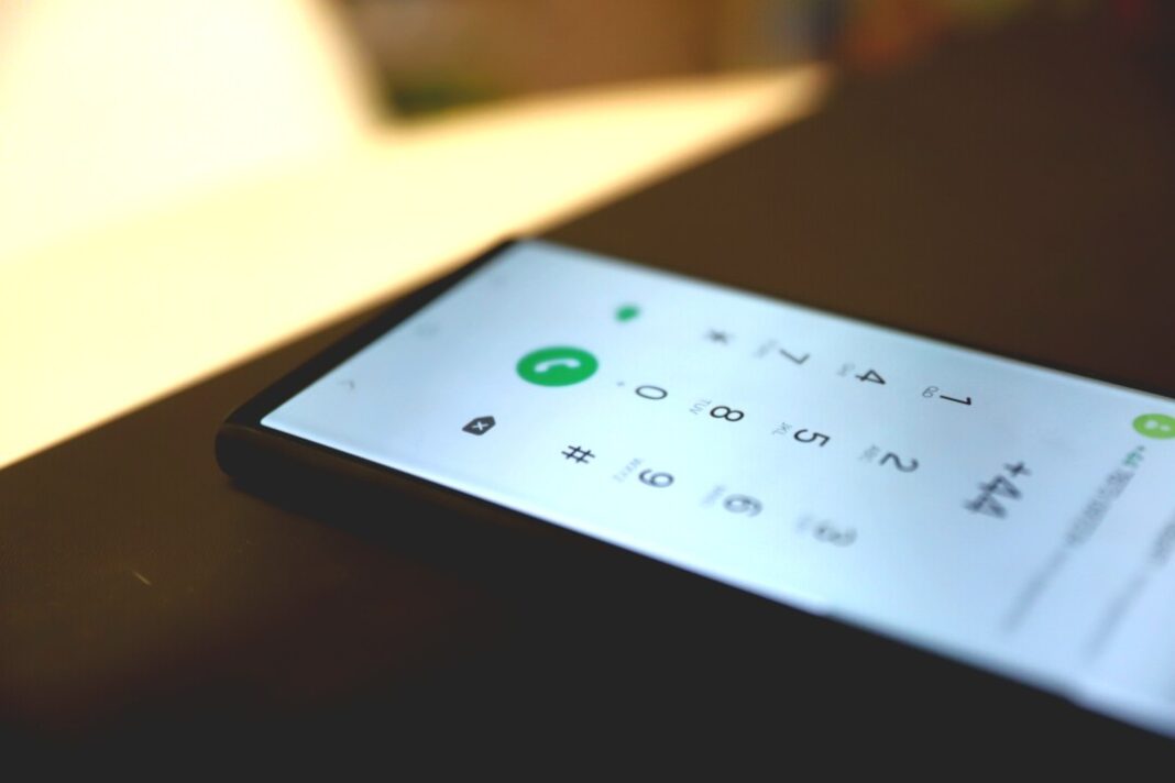 Telefon-Spam: Nummer mit +44 ruft an - das steckt dahinter